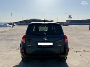 Black Toyota RAV4 2008 in Ukmerge, with an engine capacity of 2.20 L and mileage of 209 thousand km for 5500 €, photo 4 on AUTOMOTO.COM.LV