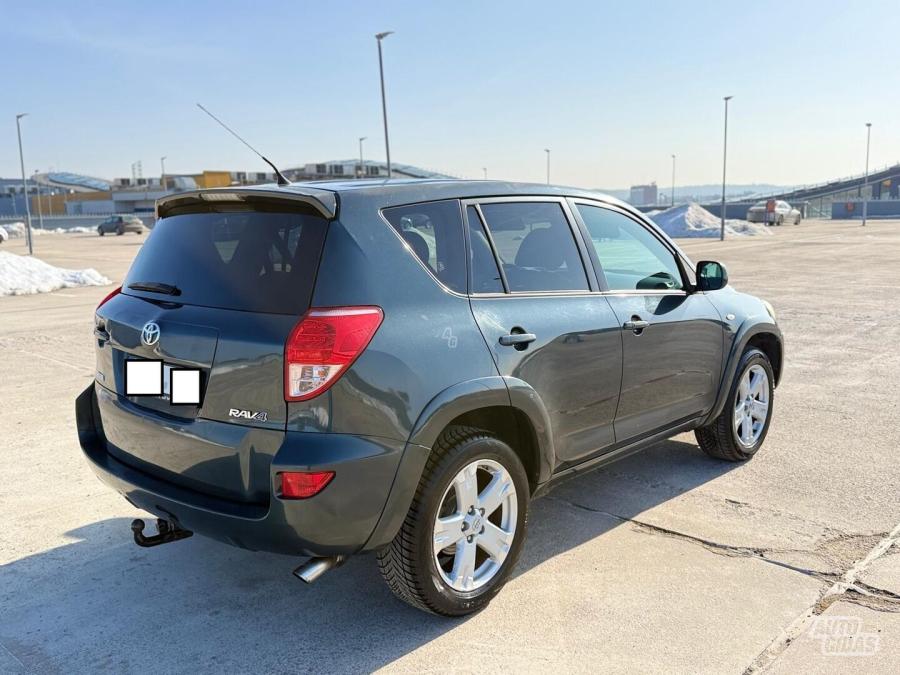 Black Toyota RAV4 2008 in Ukmerge, with an engine capacity of 2.20 L and mileage of 209 thousand km for 5500 €, photo 5 on AUTOMOTO.COM.LV