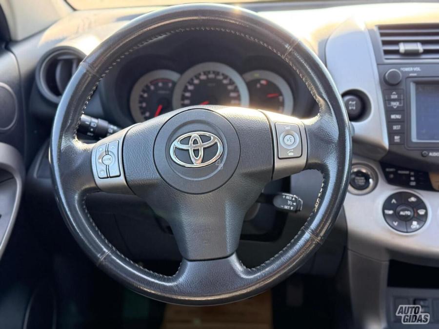 Black Toyota RAV4 2008 in Ukmerge, with an engine capacity of 2.20 L and mileage of 209 thousand km for 5500 €, photo 16 on AUTOMOTO.COM.LV