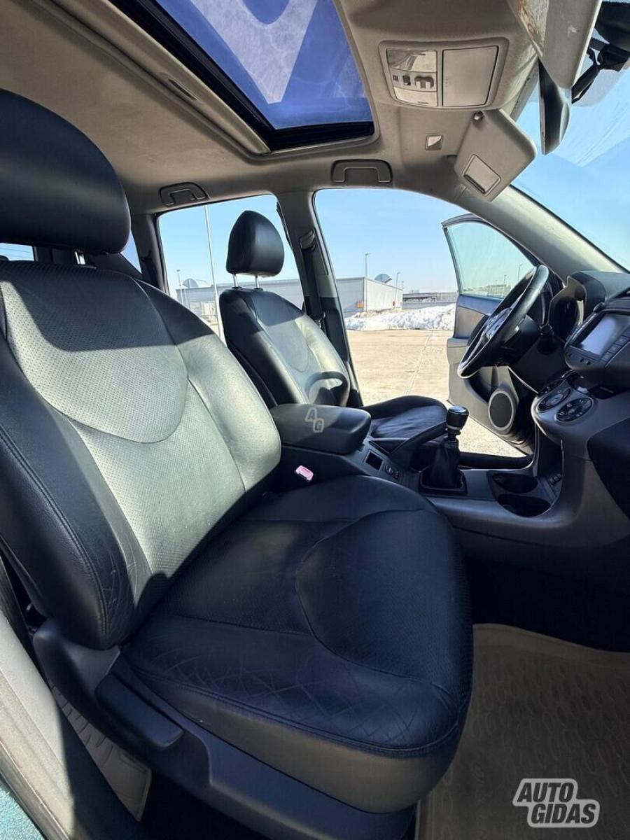 Black Toyota RAV4 2008 in Ukmerge, with an engine capacity of 2.20 L and mileage of 209 thousand km for 5500 €, photo 23 on AUTOMOTO.COM.LV