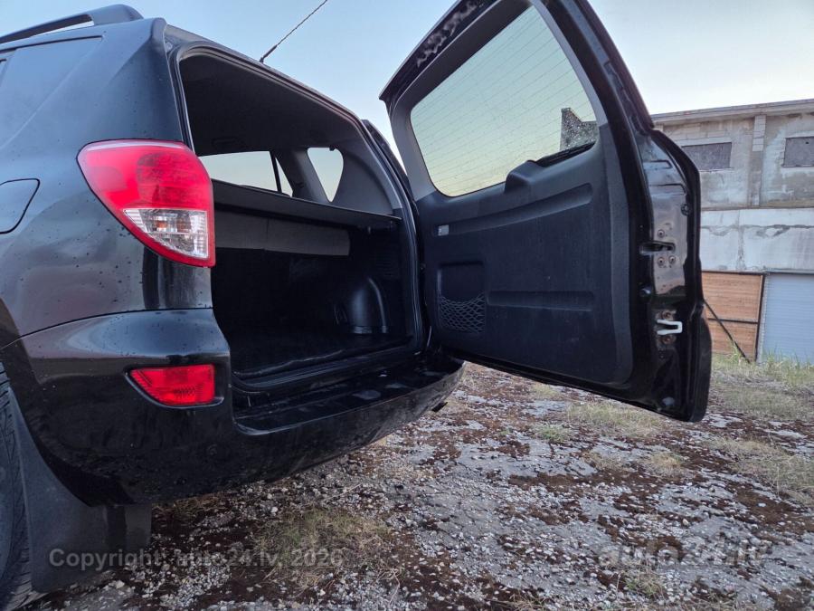 Black Toyota RAV4 2008 in Tallinn, with an engine capacity of 2.20 L and mileage of 310 thousand km for 3900 €, photo 4 on AUTOMOTO.COM.LV