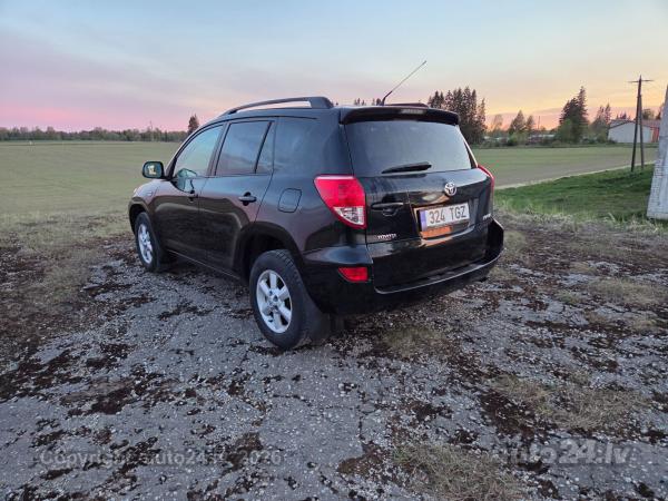 Melns Toyota RAV4 2008 Tallina, ar dzinēja tilpumu 2.20 L un nobraukumu 310 tūkst. km par 3900 €, foto 4 vietnē AUTOMOTO.COM.LV