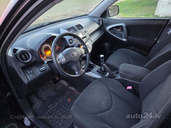 Melns Toyota RAV4 2008 Tallina, ar dzinēja tilpumu 2.20 L un nobraukumu 310 tūkst. km par 3900 €, foto 6 vietnē AUTOMOTO.COM.LV
