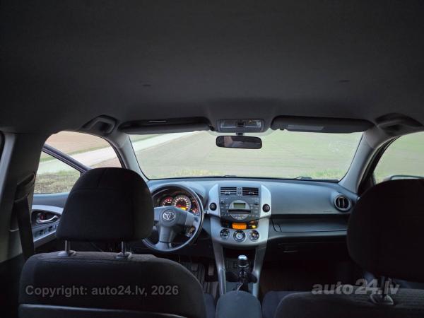 Melns Toyota RAV4 2008 Tallina, ar dzinēja tilpumu 2.20 L un nobraukumu 310 tūkst. km par 3900 €, foto 7 vietnē AUTOMOTO.COM.LV