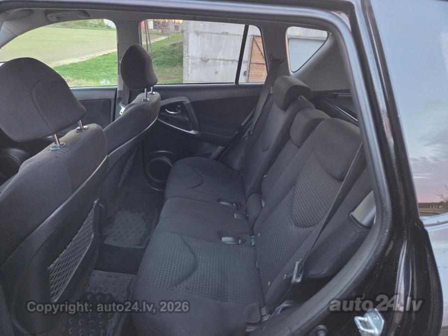 Black Toyota RAV4 2008 in Tallinn, with an engine capacity of 2.20 L and mileage of 310 thousand km for 3900 €, photo 9 on AUTOMOTO.COM.LV