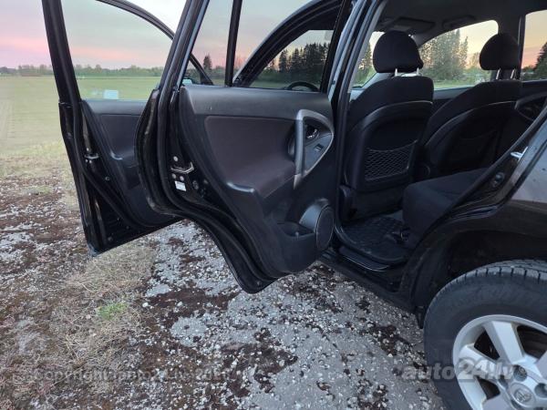 Melns Toyota RAV4 2008 Tallina, ar dzinēja tilpumu 2.20 L un nobraukumu 310 tūkst. km par 3900 €, foto 9 vietnē AUTOMOTO.COM.LV