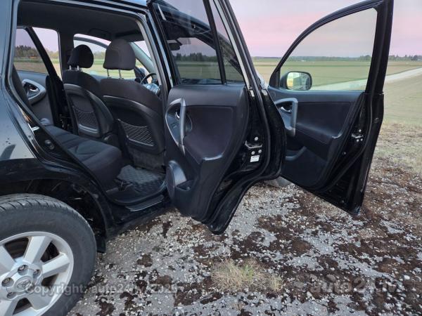 Melns Toyota RAV4 2008 Tallina, ar dzinēja tilpumu 2.20 L un nobraukumu 310 tūkst. km par 3900 €, foto 10 vietnē AUTOMOTO.COM.LV