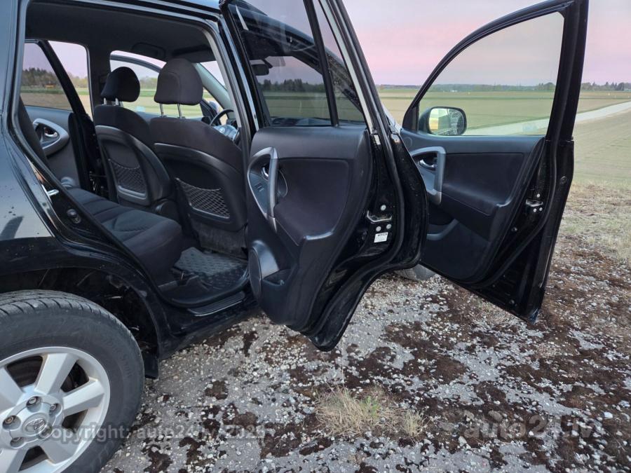 Black Toyota RAV4 2008 in Tallinn, with an engine capacity of 2.20 L and mileage of 310 thousand km for 3900 €, photo 11 on AUTOMOTO.COM.LV