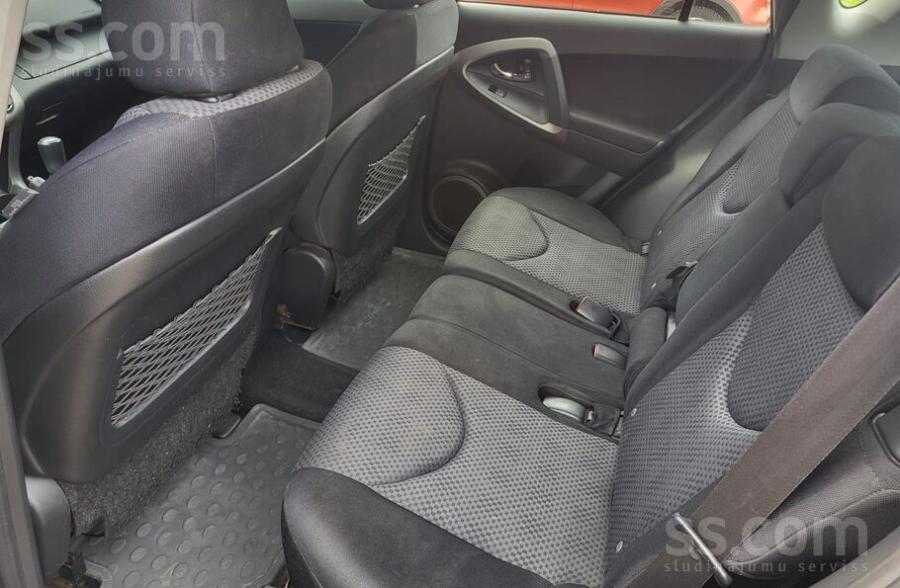 Melns Toyota RAV4 2008 Rīga, ar dzinēja tilpumu 2.00 L un nobraukumu 266 tūkst. km par 4000 €, foto 7 vietnē AUTOMOTO.COM.LV