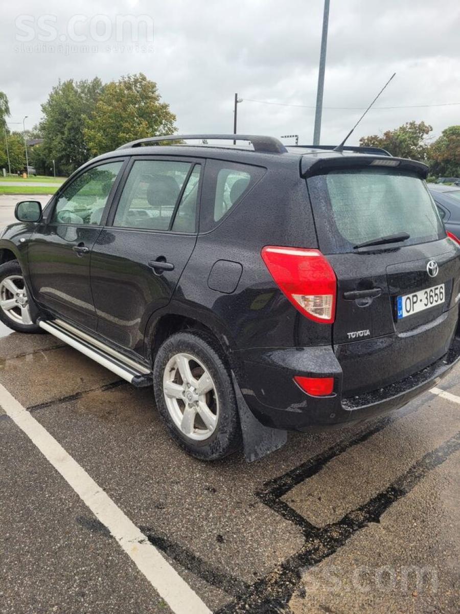 Black Toyota RAV4 2008 in Jelgava, with an engine capacity of 2.00 L and mileage of 200 thousand km for 5500 €, photo 1 on AUTOMOTO.COM.LV