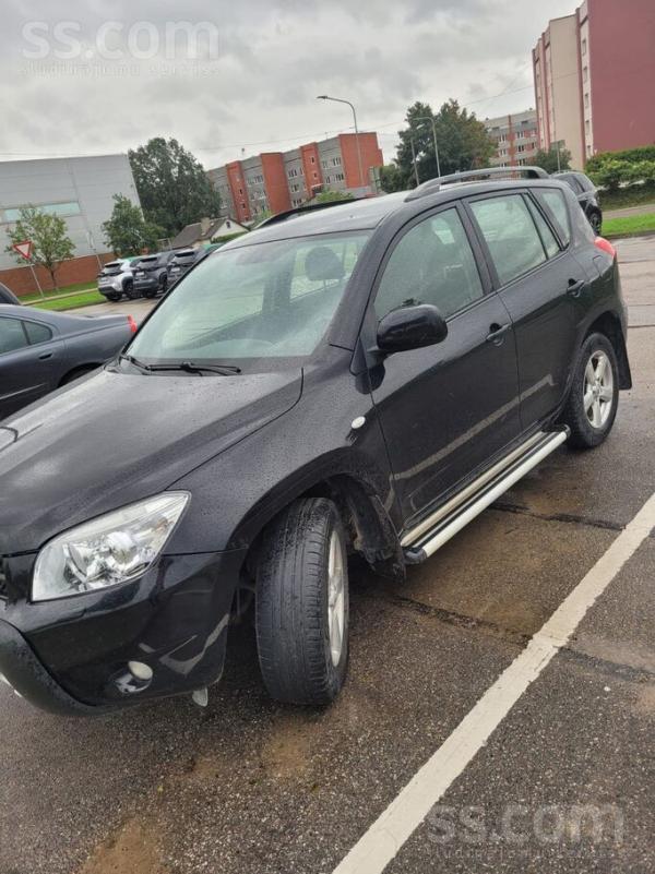 Black Toyota RAV4 2008 in Jelgava, with an engine capacity of 2.00 L and mileage of 200 thousand km for 5500 €, photo 2 on AUTOMOTO.COM.LV