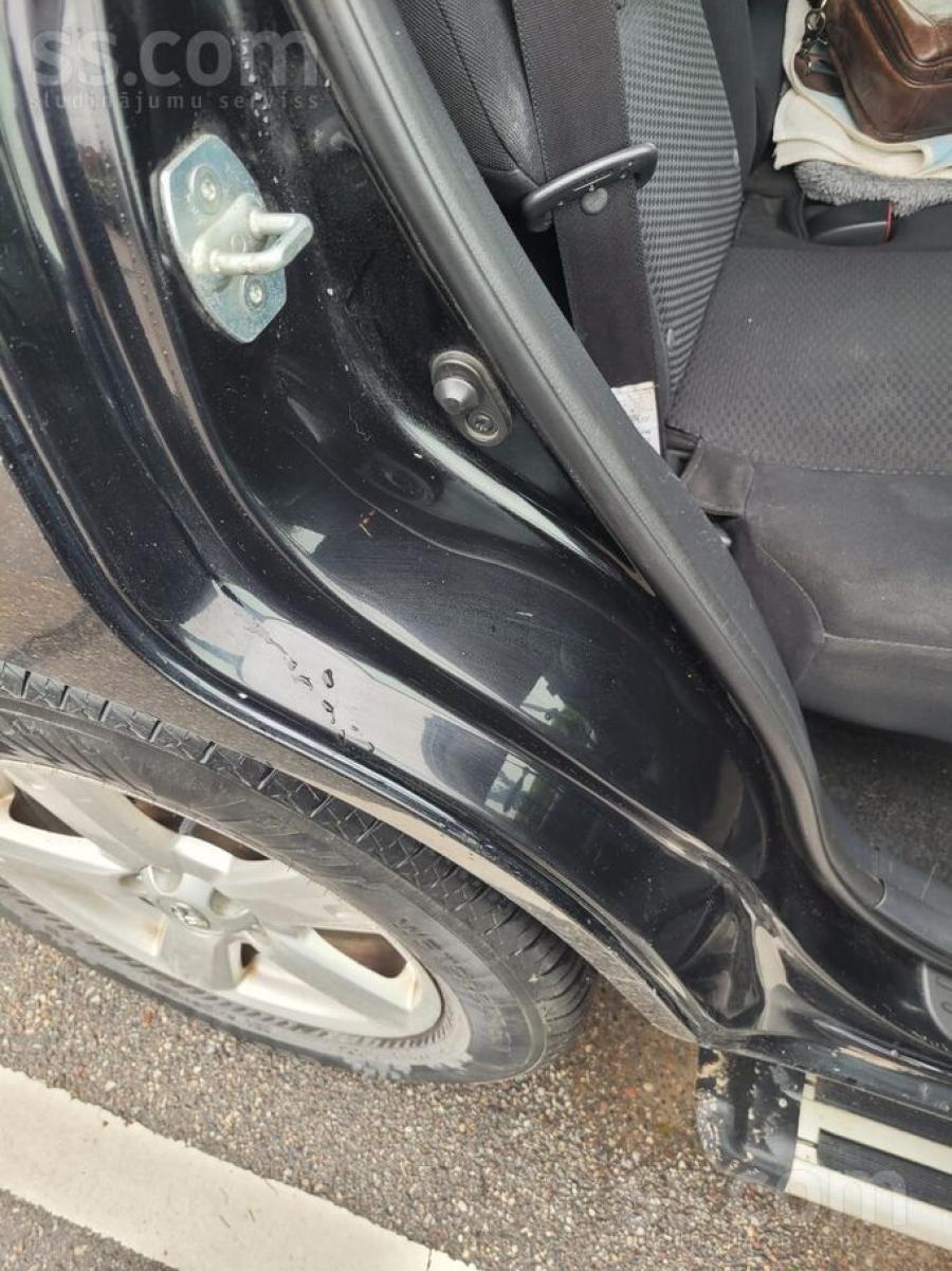 Black Toyota RAV4 2008 in Jelgava, with an engine capacity of 2.00 L and mileage of 200 thousand km for 5500 €, photo 4 on AUTOMOTO.COM.LV