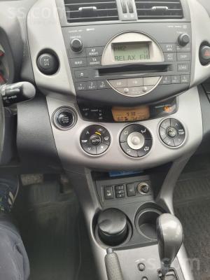 Black Toyota RAV4 2008 in Jelgava, with an engine capacity of 2.00 L and mileage of 200 thousand km for 5500 €, photo 7 on AUTOMOTO.COM.LV
