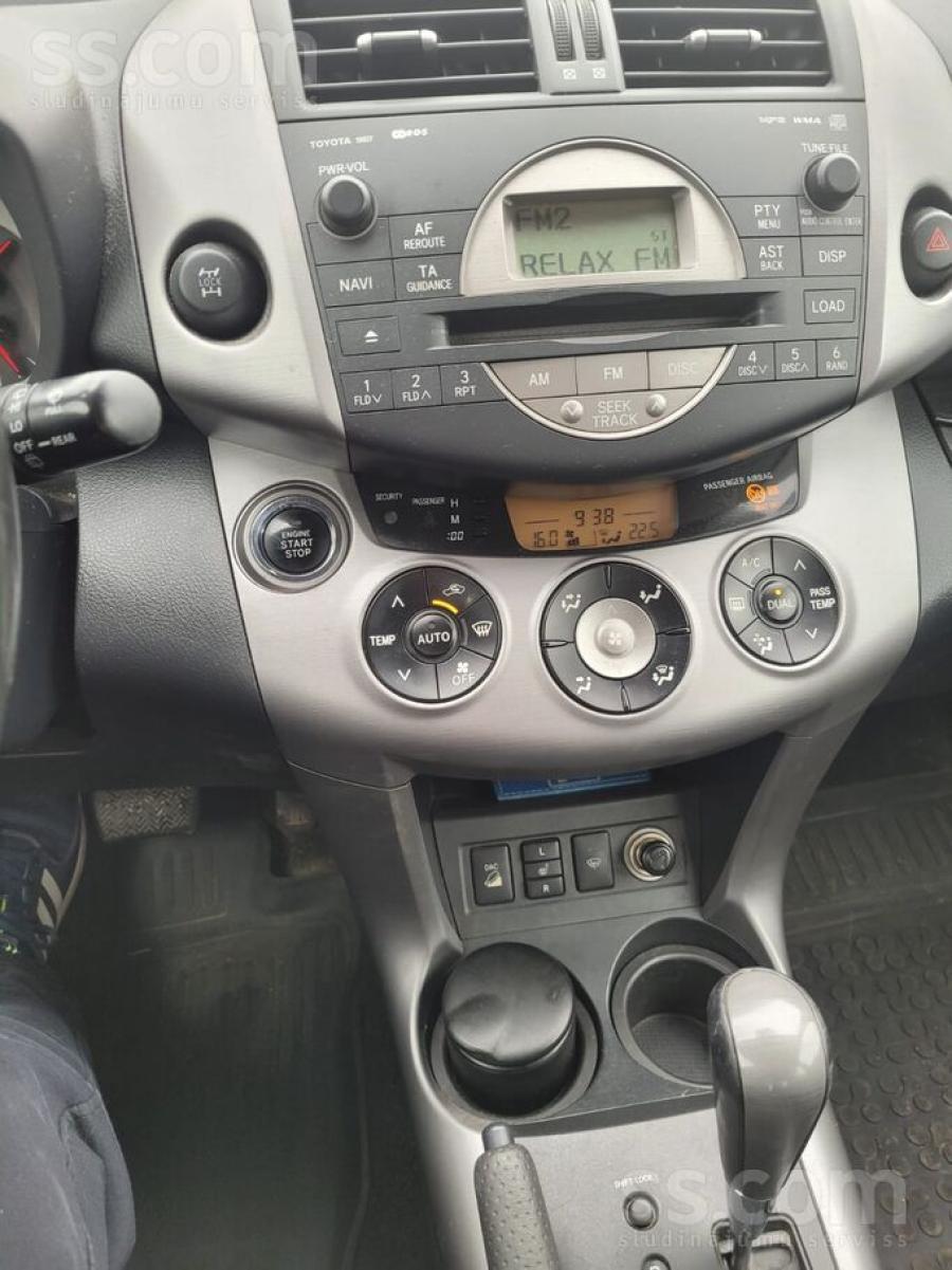 Black Toyota RAV4 2008 in Jelgava, with an engine capacity of 2.00 L and mileage of 200 thousand km for 5500 €, photo 7 on AUTOMOTO.COM.LV