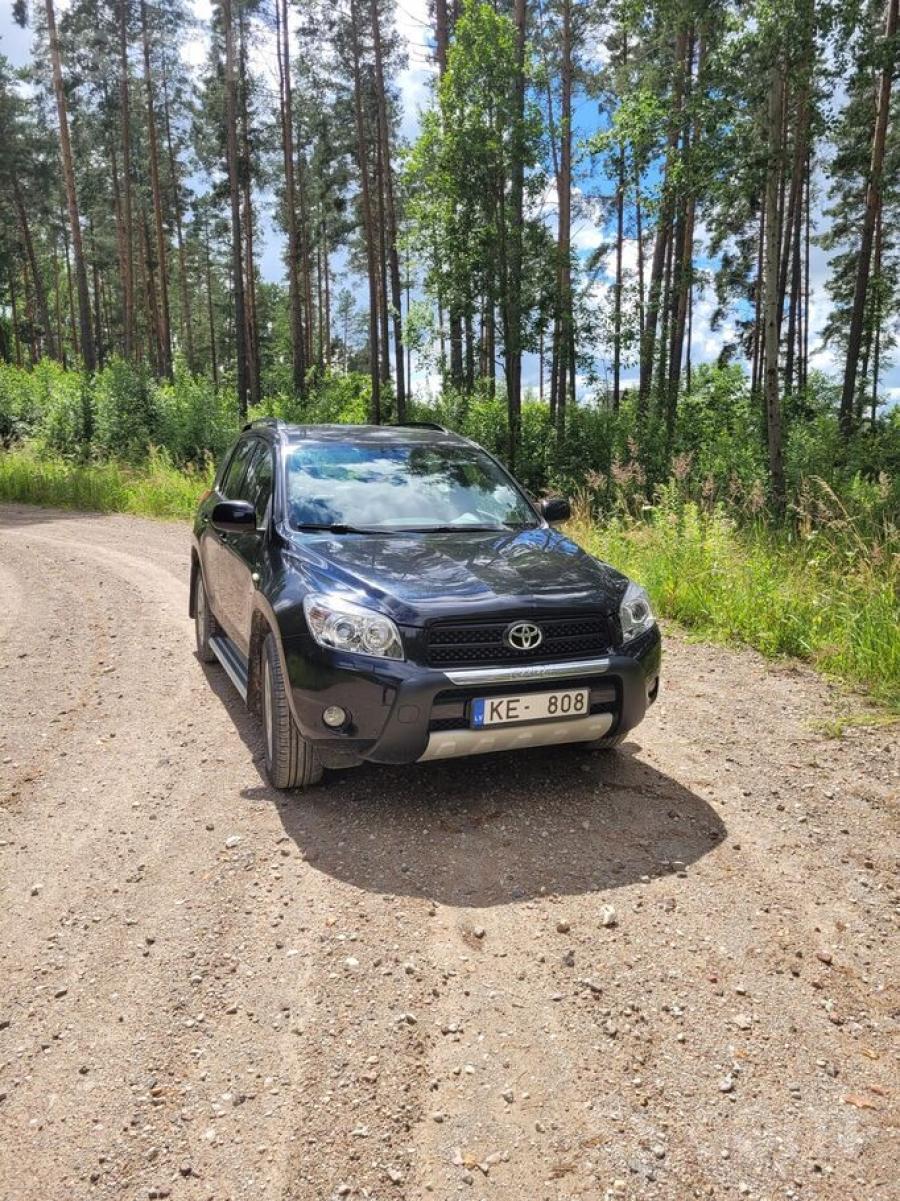 Black Toyota RAV4 2008 in Jelgava, with an engine capacity of 2.00 L and mileage of 200 thousand km for 5500 €, photo 10 on AUTOMOTO.COM.LV