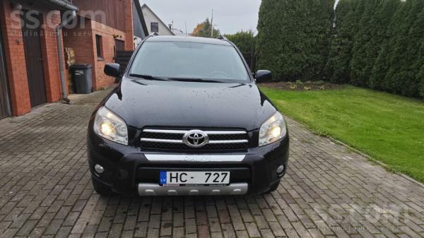 Melns Toyota RAV4 2008 Rīga, ar dzinēja tilpumu 2.00 L un nobraukumu 70 tūkst. km par 4000 €, foto 1 vietnē AUTOMOTO.COM.LV