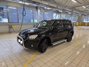 Melns Toyota RAV4 2009 Viļņa, ar dzinēja tilpumu 2.23 L un nobraukumu 206 tūkst. km par 5400 €, foto  vietnē AUTOMOTO.COM.LV
