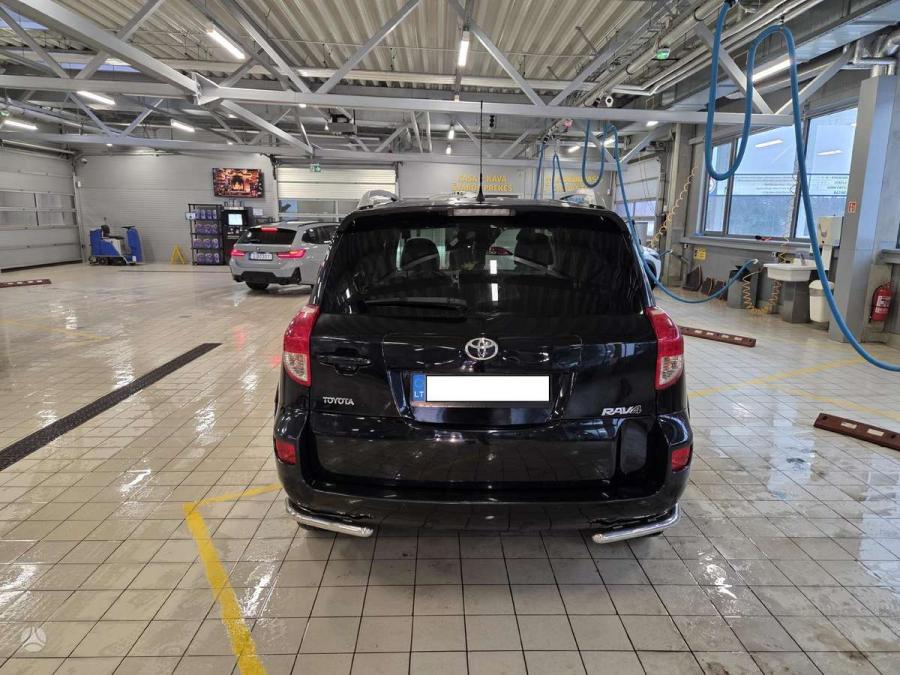 Melns Toyota RAV4 2009 Viļņa, ar dzinēja tilpumu 2.23 L un nobraukumu 206 tūkst. km par 5400 €, foto 5 vietnē AUTOMOTO.COM.LV