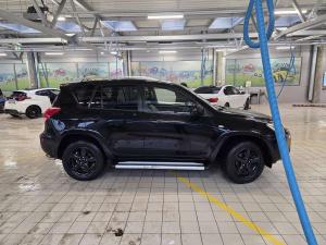 Melns Toyota RAV4 2009 Viļņa, ar dzinēja tilpumu 2.23 L un nobraukumu 206 tūkst. km par 5400 €, foto 7 vietnē AUTOMOTO.COM.LV