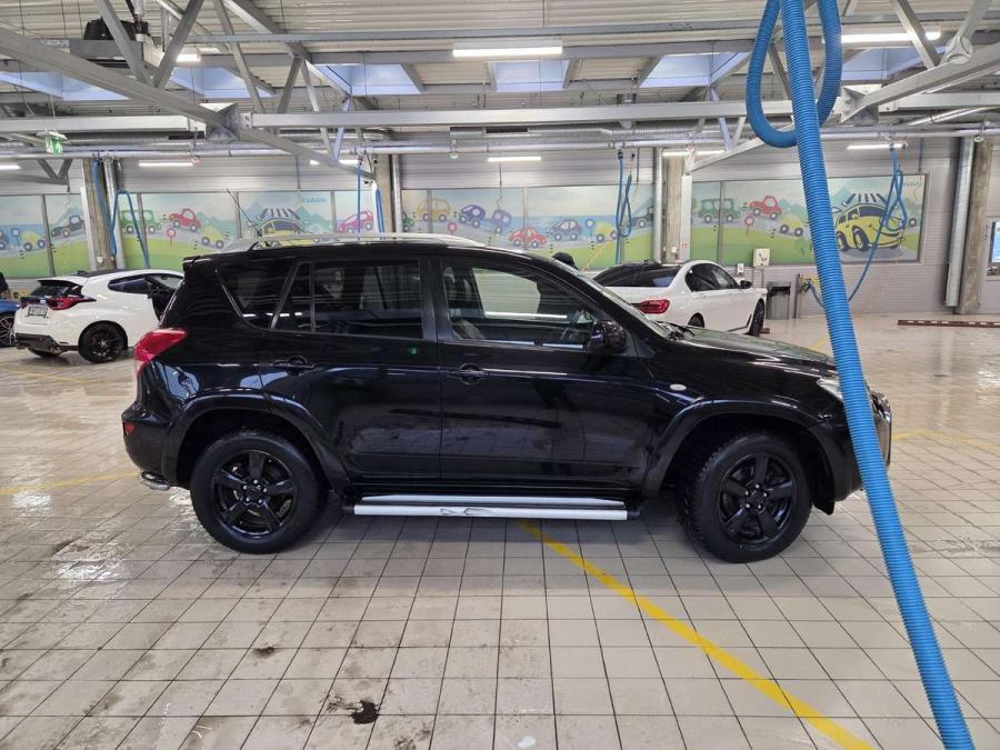 Melns Toyota RAV4 2009 Viļņa, ar dzinēja tilpumu 2.23 L un nobraukumu 206 tūkst. km par 5400 €, foto 7 vietnē AUTOMOTO.COM.LV