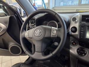 Melns Toyota RAV4 2009 Viļņa, ar dzinēja tilpumu 2.23 L un nobraukumu 206 tūkst. km par 5400 €, foto 17 vietnē AUTOMOTO.COM.LV
