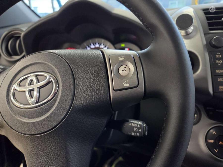 Melns Toyota RAV4 2009 Viļņa, ar dzinēja tilpumu 2.23 L un nobraukumu 206 tūkst. km par 5400 €, foto 18 vietnē AUTOMOTO.COM.LV