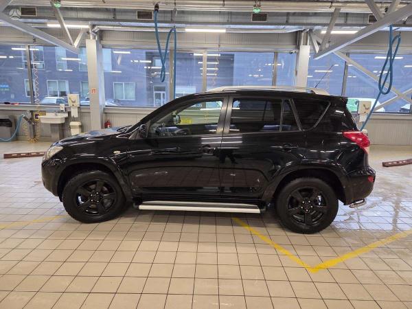 Melns Toyota RAV4 2009 Viļņa, ar dzinēja tilpumu 2.23 L un nobraukumu 206 tūkst. km par 5400 €, foto 3 vietnē AUTOMOTO.COM.LV