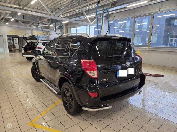Melns Toyota RAV4 2009 Viļņa, ar dzinēja tilpumu 2.23 L un nobraukumu 206 tūkst. km par 5400 €, foto 4 vietnē AUTOMOTO.COM.LV
