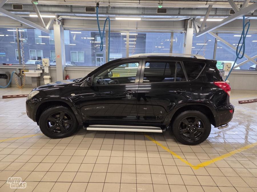 Black Toyota RAV4 2009 in Ukmerge, with an engine capacity of 2.20 L and mileage of 206 thousand km for 5400 €, photo 3 on AUTOMOTO.COM.LV