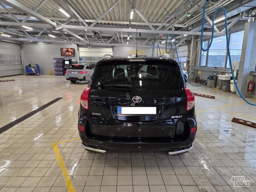 Black Toyota RAV4 2009 in Ukmerge, with an engine capacity of 2.20 L and mileage of 206 thousand km for 5400 €, photo 5 on AUTOMOTO.COM.LV