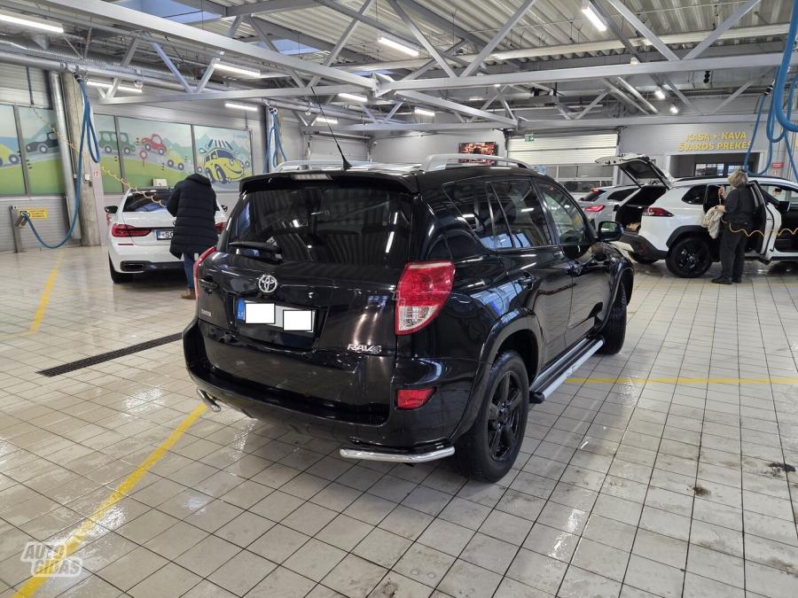 Black Toyota RAV4 2009 in Ukmerge, with an engine capacity of 2.20 L and mileage of 206 thousand km for 5400 €, photo 6 on AUTOMOTO.COM.LV