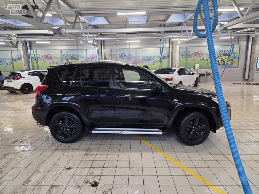 Black Toyota RAV4 2009 in Ukmerge, with an engine capacity of 2.20 L and mileage of 206 thousand km for 5400 €, photo 7 on AUTOMOTO.COM.LV