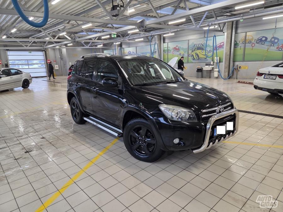 Black Toyota RAV4 2009 in Ukmerge, with an engine capacity of 2.20 L and mileage of 206 thousand km for 5400 €, photo 8 on AUTOMOTO.COM.LV