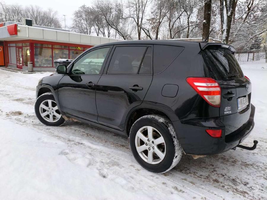 Black Toyota RAV4 2009 in Alytus, with an engine capacity of 2.20 L and mileage of 294 thousand km for 4800 €, photo 1 on AUTOMOTO.COM.LV