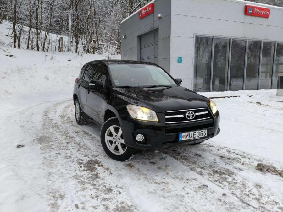 Black Toyota RAV4 2009 in Alytus, with an engine capacity of 2.20 L and mileage of 294 thousand km for 4800 €, photo 6 on AUTOMOTO.COM.LV