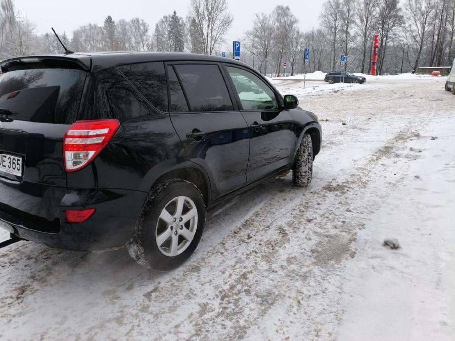 Black Toyota RAV4 2009 in Alytus, with an engine capacity of 2.20 L and mileage of 294 thousand km for 4800 €, photo 7 on AUTOMOTO.COM.LV
