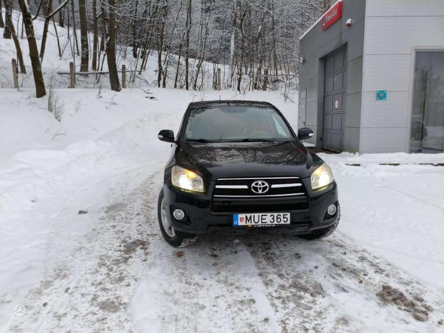 Black Toyota RAV4 2009 in Alytus, with an engine capacity of 2.20 L and mileage of 294 thousand km for 4800 €, photo 8 on AUTOMOTO.COM.LV