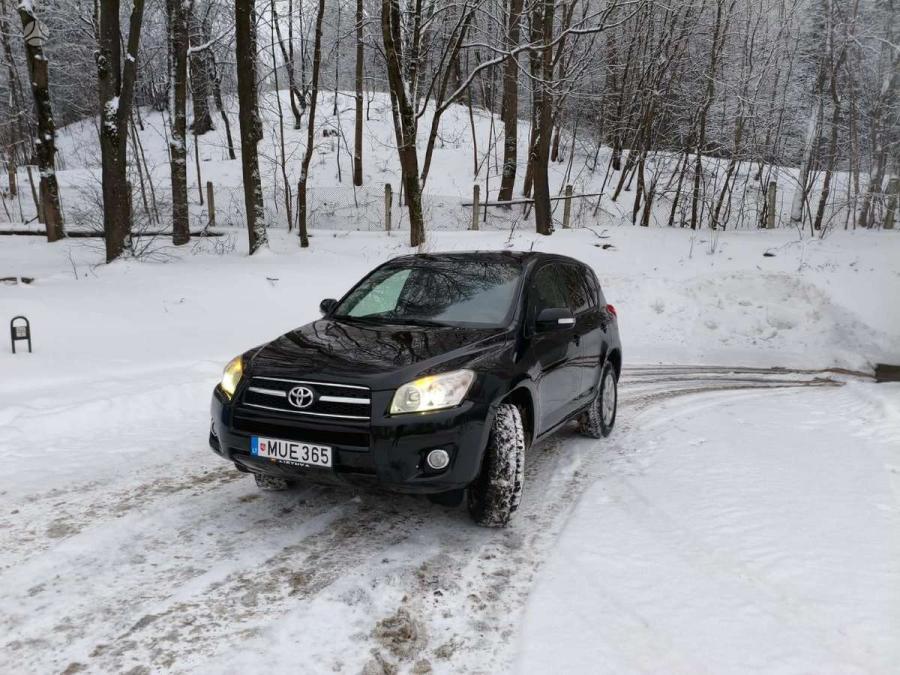 Black Toyota RAV4 2009 in Alytus, with an engine capacity of 2.20 L and mileage of 294 thousand km for 4800 €, photo 9 on AUTOMOTO.COM.LV