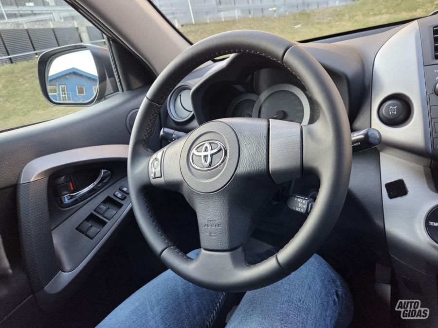 Melns Toyota RAV4 2009 Ukmergė, ar dzinēja tilpumu 2.20 L un nobraukumu 204 tūkst. km par 5400 €, foto 17 vietnē AUTOMOTO.COM.LV