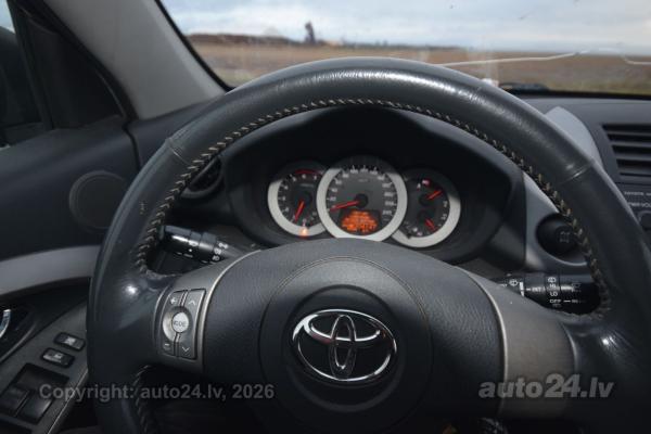 Melns Toyota RAV4 2009 Pērnava, ar dzinēja tilpumu 2.20 L un nobraukumu 308 tūkst. km par 4000 €, foto 5 vietnē AUTOMOTO.COM.LV