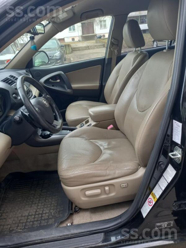 Melns Toyota RAV4 2009 Rīga, ar dzinēja tilpumu 2.20 L un nobraukumu 240 tūkst. km par 4400 €, foto 9 vietnē AUTOMOTO.COM.LV