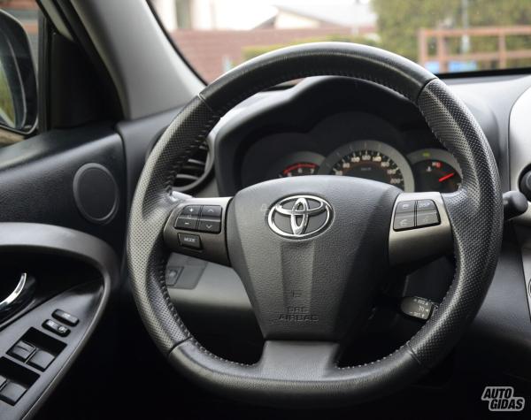 Melns Toyota RAV4 2009 Kauņa, ar dzinēja tilpumu 2.20 L un nobraukumu 252 tūkst. km par 5950 €, foto 9 vietnē AUTOMOTO.COM.LV