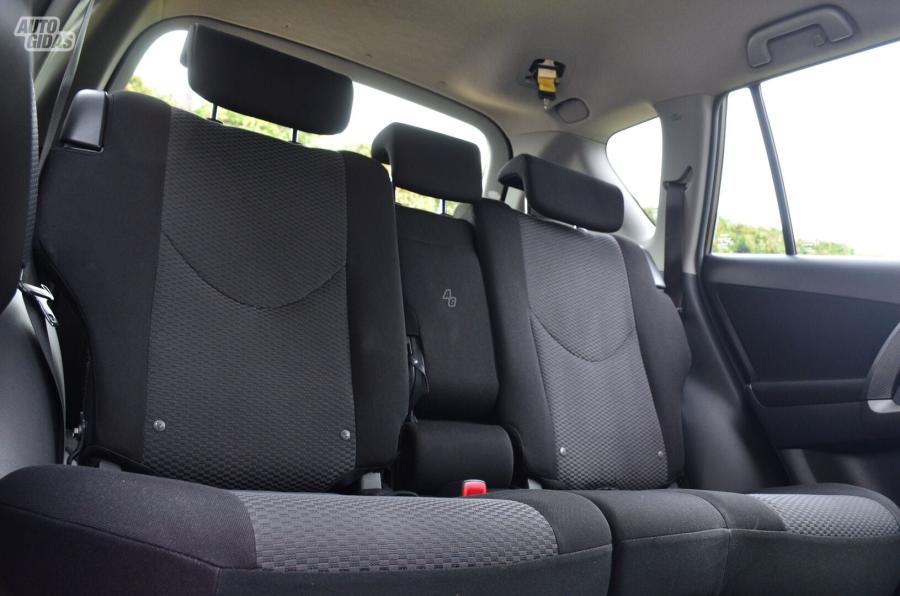Black Toyota RAV4 2009 in Kaunas, with an engine capacity of 2.20 L and mileage of 252 thousand km for 5950 €, photo 13 on AUTOMOTO.COM.LV