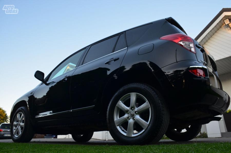 Black Toyota RAV4 2009 in Kaunas, with an engine capacity of 2.20 L and mileage of 252 thousand km for 5950 €, photo 14 on AUTOMOTO.COM.LV