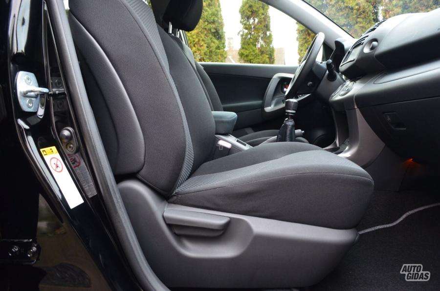 Black Toyota RAV4 2009 in Kaunas, with an engine capacity of 2.20 L and mileage of 252 thousand km for 5950 €, photo 15 on AUTOMOTO.COM.LV