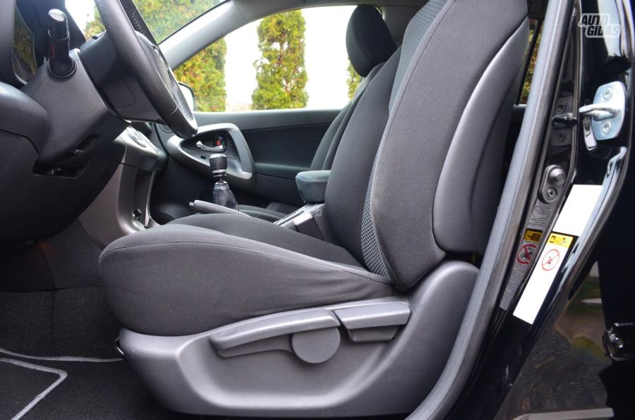 Black Toyota RAV4 2009 in Kaunas, with an engine capacity of 2.20 L and mileage of 252 thousand km for 5950 €, photo 18 on AUTOMOTO.COM.LV