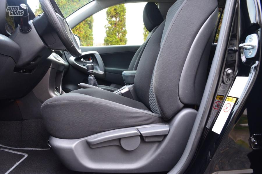 Black Toyota RAV4 2009 in Kaunas, with an engine capacity of 2.20 L and mileage of 252 thousand km for 5950 €, photo 26 on AUTOMOTO.COM.LV