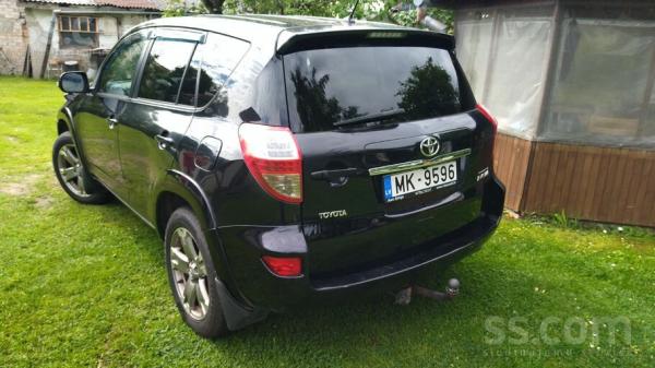 Black Toyota RAV4 2009 in Valmiera, with an engine capacity of 2.20 L and mileage of 283 thousand km for 6100 €, photo 3 on AUTOMOTO.COM.LV