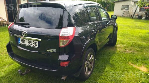 Black Toyota RAV4 2009 in Valmiera, with an engine capacity of 2.20 L and mileage of 283 thousand km for 6100 €, photo 4 on AUTOMOTO.COM.LV