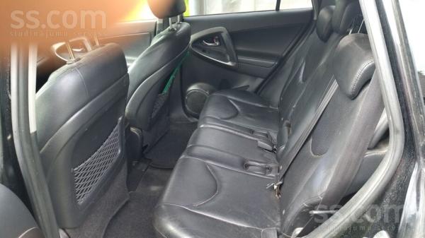 Black Toyota RAV4 2009 in Valmiera, with an engine capacity of 2.20 L and mileage of 283 thousand km for 6100 €, photo 6 on AUTOMOTO.COM.LV